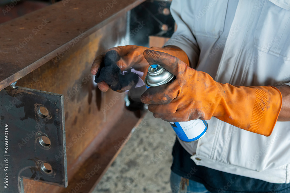 Step to use solvent remover spray into the rag to cleaning the welded ...