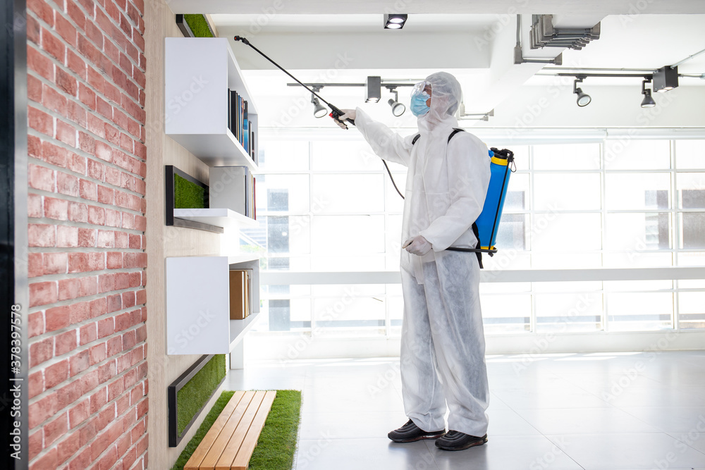 Foto de Stock Male medical staff wearing PPE uniforms to prevent COVID ...