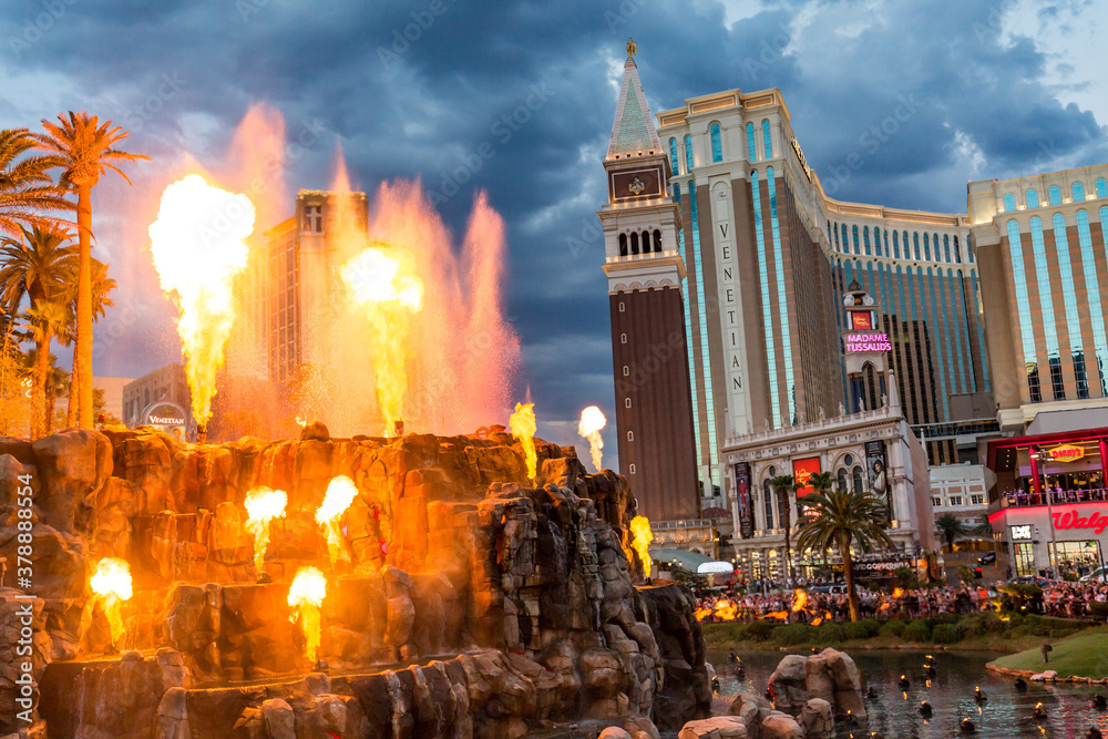 Stock-Foto „LAS VEGAS -July 13 : The Mirage Hotel artificial Volcano ...
