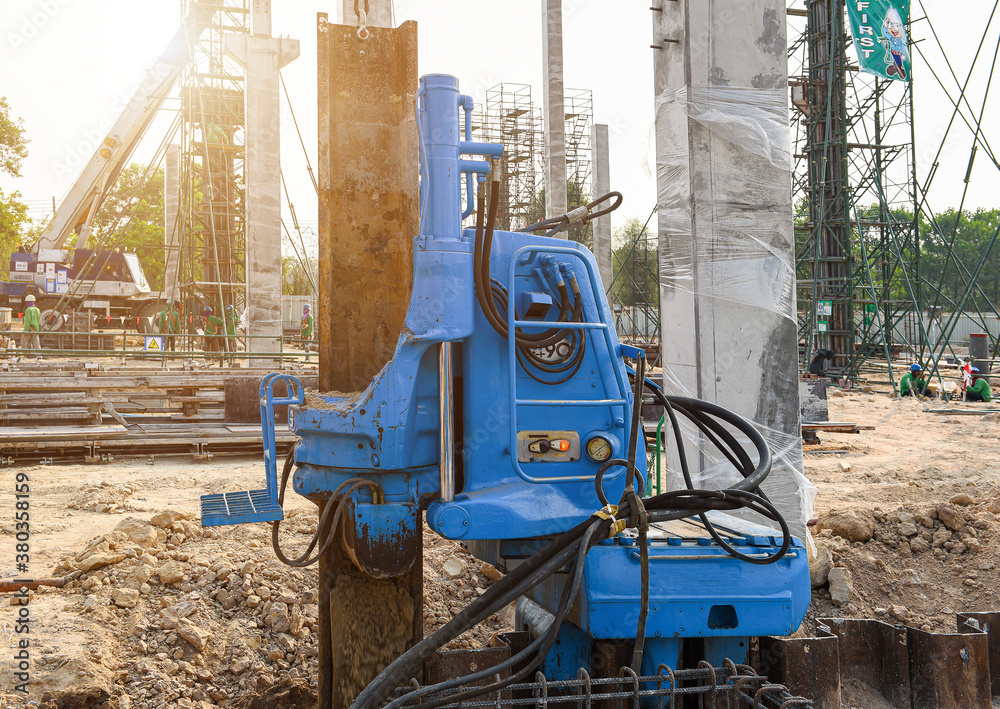 Hydraulic vibratory hammer driven machine pressing retaining wall steel ...