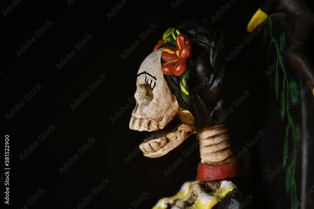 Dia de los muertos, Perfil de catrina de barro pintada para ofrenda de ...