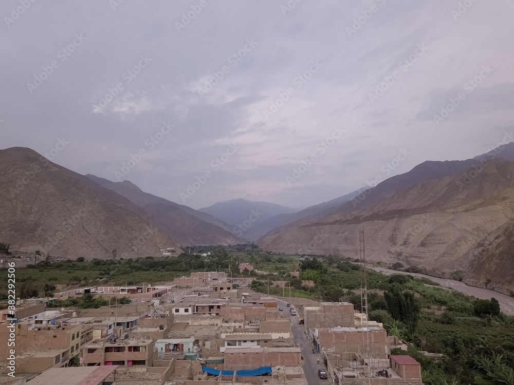 Stock-Foto „Pueblo y Valle Verde de Calango Perú“ | Adobe Stock