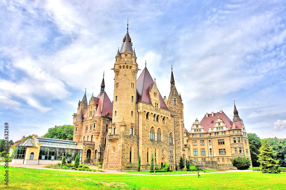 Pałac w Mosznej (niem. Schloss Moschen) – zabytkowa rezydencja położona ...