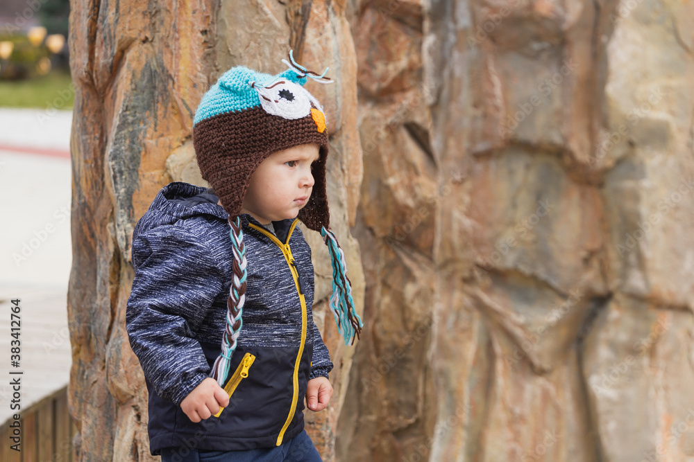 Foto Portrait kid with thinking face walking alone in playground,Lonely ...