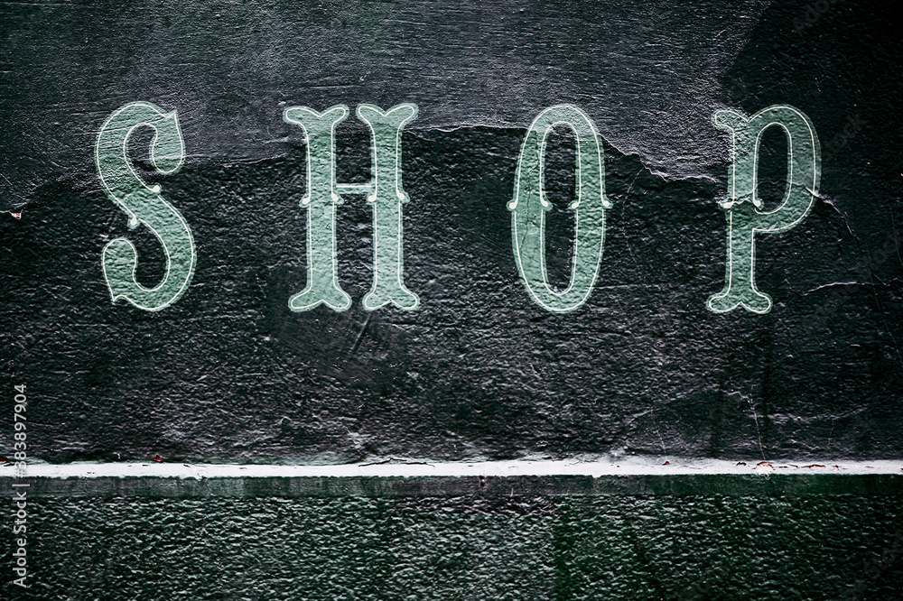 Mot SHOP écrit sur un mur texturé vert Stock Photo | Adobe Stock