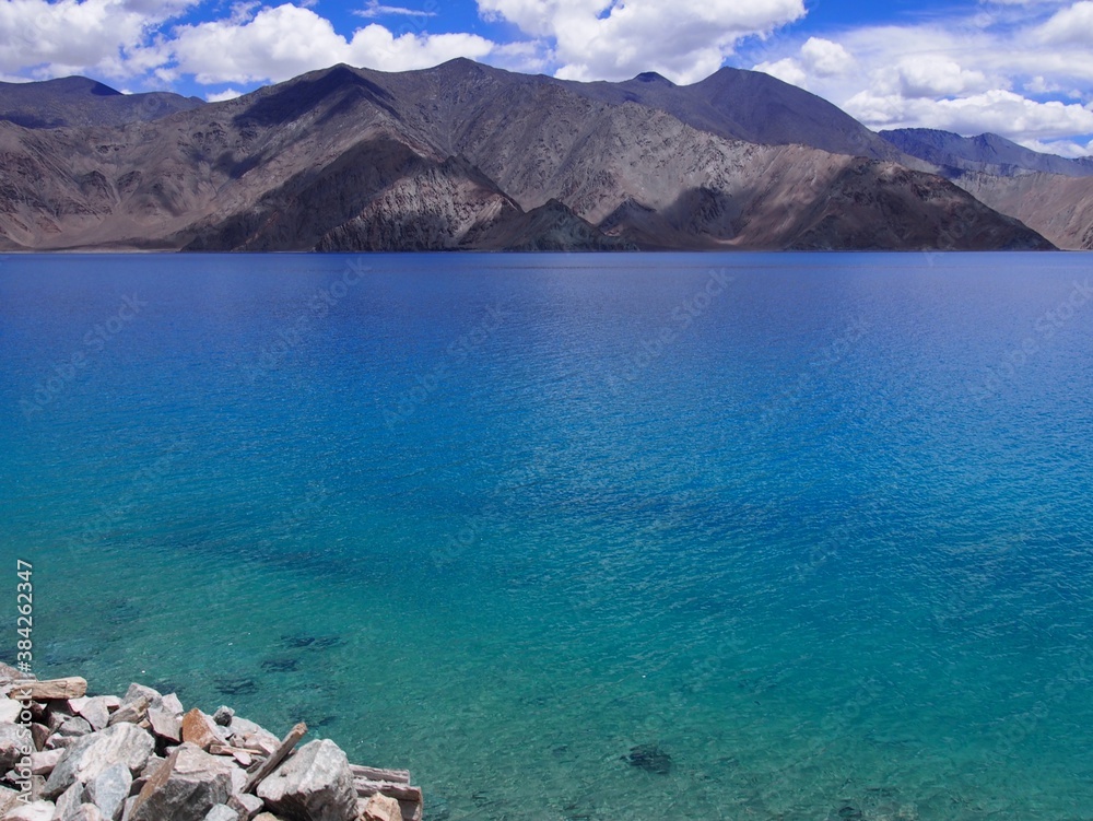 Beautiful lakes and magnificent blue skies and mountains, Pangong tso ...