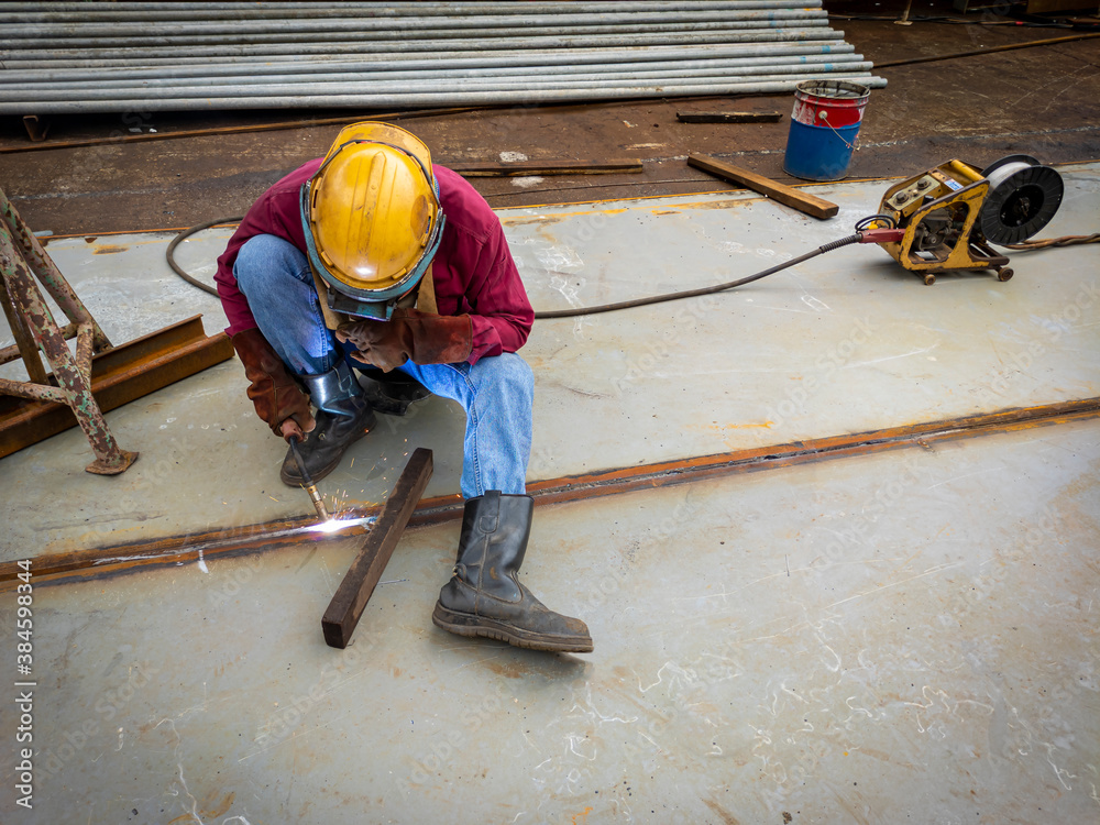 Foto de Stock The welder is welding add joint a steel plate with ...