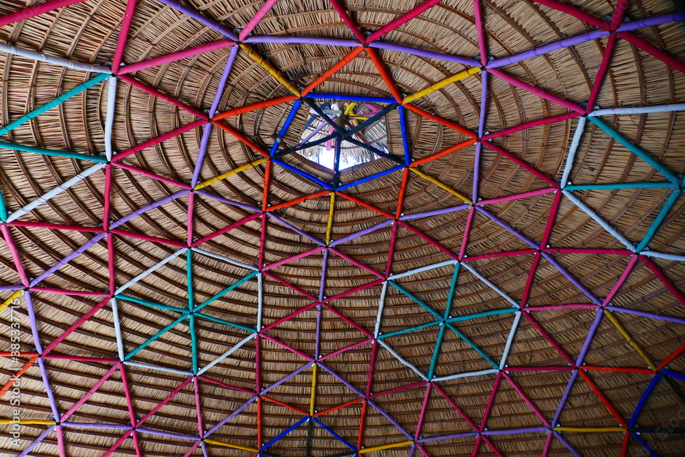 Foto Geodesic Dome with structures made up of a network of triangles ...
