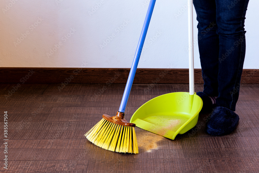 Foto de Stock Persona barriendo el suelo con escoba y recogedor | Adobe ...