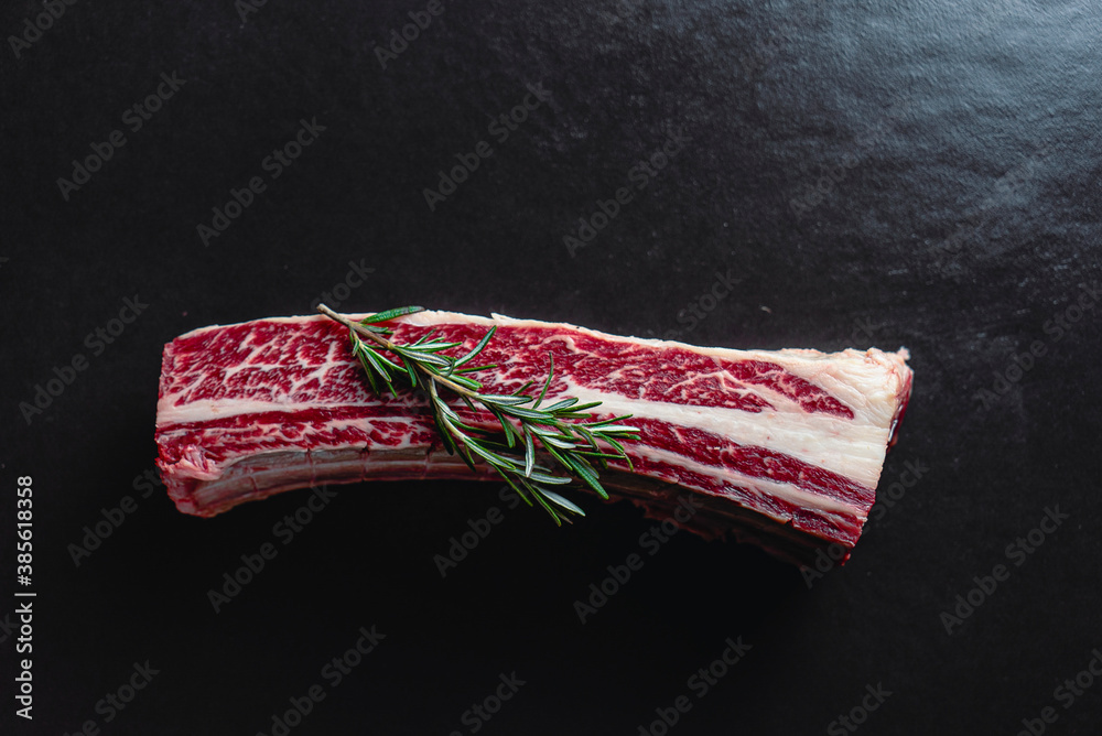 Short Rib asado de tira de res vaca carne roja en fondo negro con ...