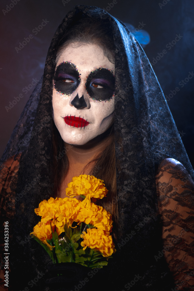 Retrato de mujer mexicana en disfraz de catrina para dia de muertos ...