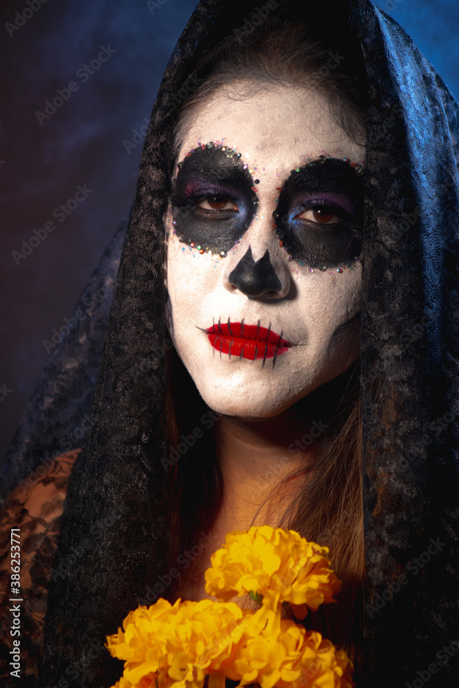 Retrato de mujer mexicana en disfraz de catrina para dia de muertos ...