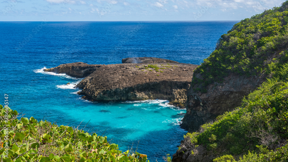 Foto Paysage littoral avec de la végétation tropicale sur des falaises ...