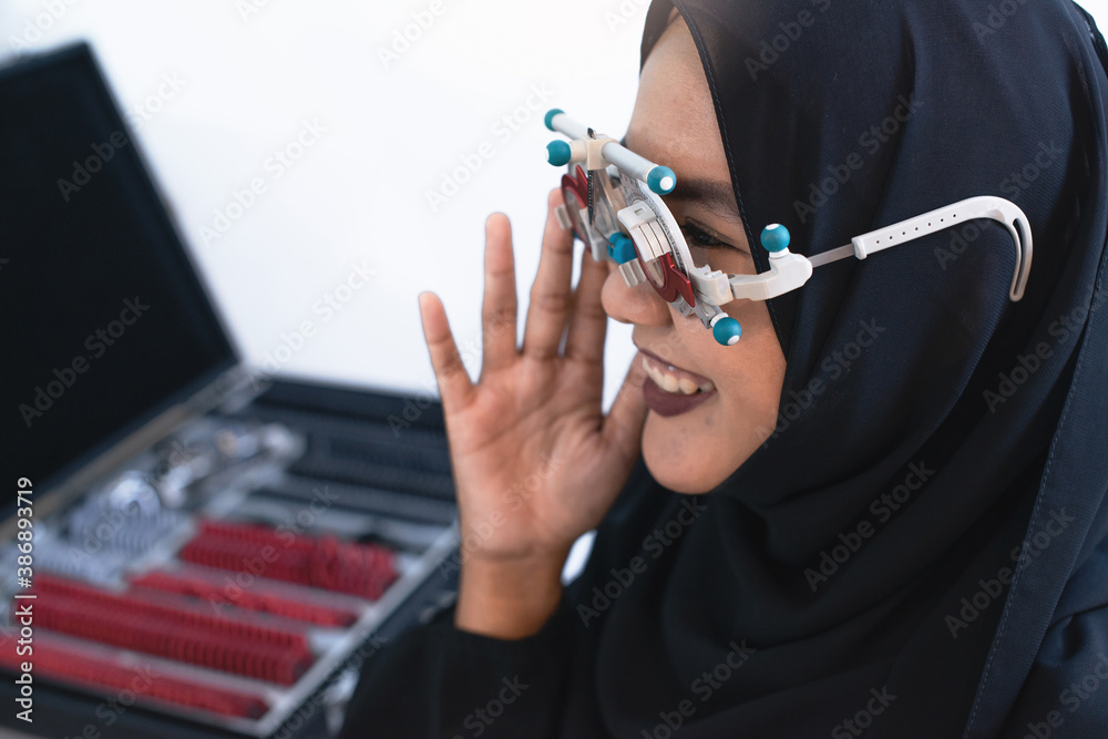 Foto Muslim woman wear black hijab during optic test, and use trial ...