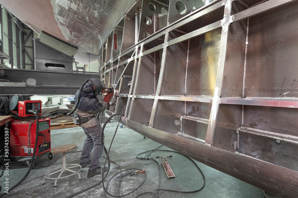Foto de Stock Sharpen. Keel. Aluminium hull of a super sailing yacht ...