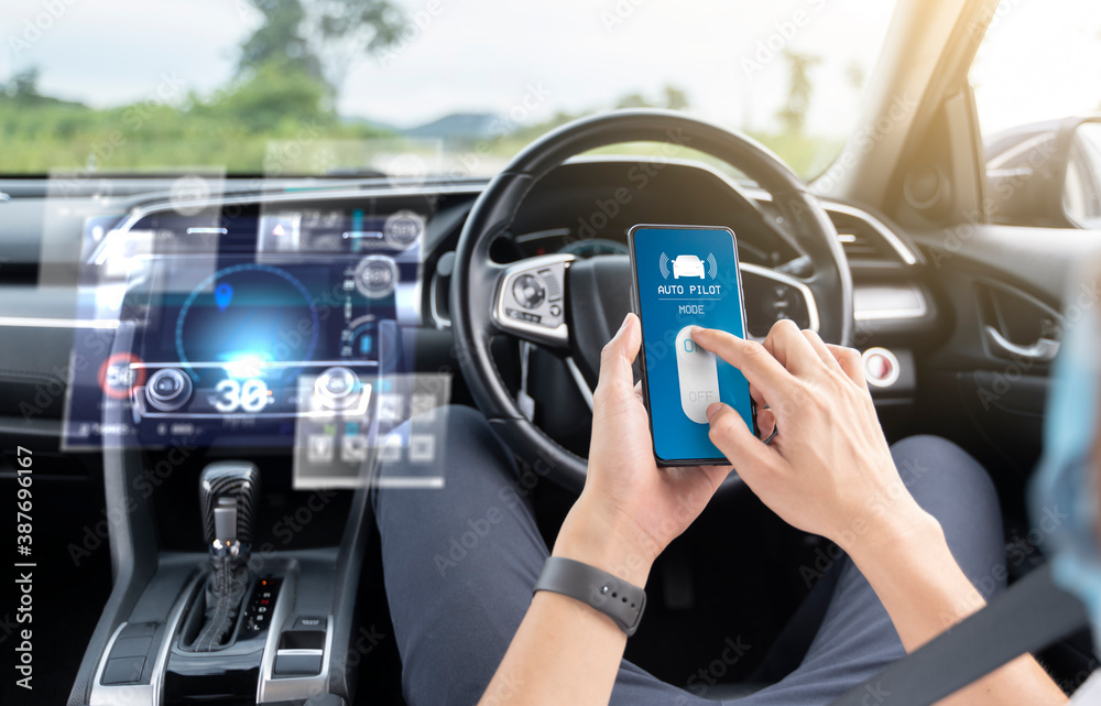 Foto de Stock Auto pilot cruise mode self-driving car using mobile ...