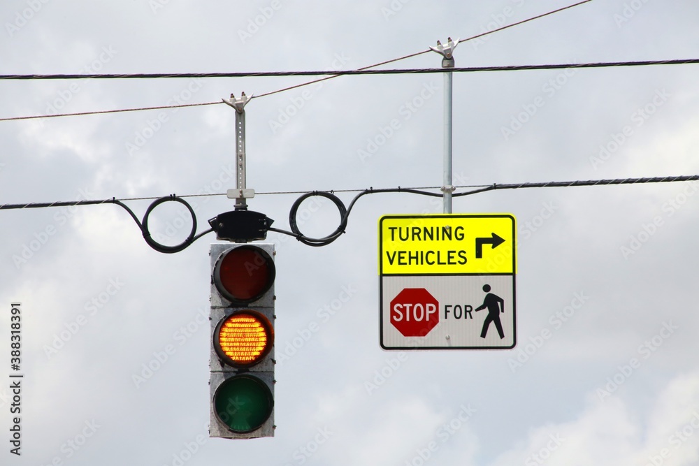 Photo Stock Yellow Traffic Light next to Turning Vehicles arrow right ...