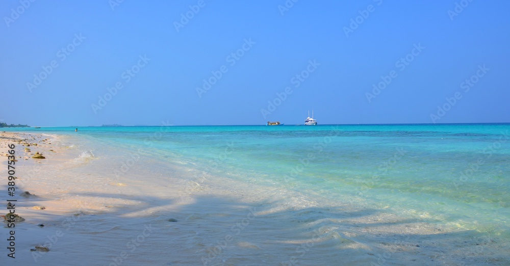Mar azul turquesa y arenas blancas de la isla de Dhigurah, del atolon ...