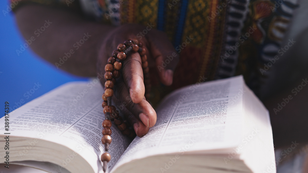 ภาพถ่าย Stock Unrecognizable African black man in traditional dress ...