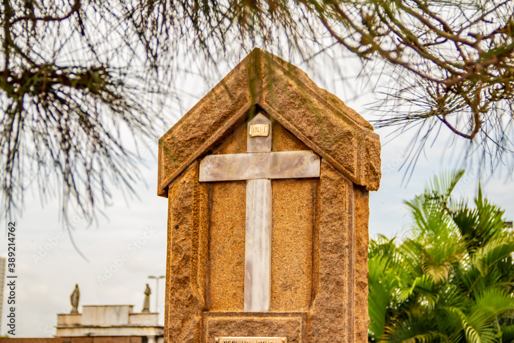 Foto Topo de mausoléu com uma cruz e folhas de palmeira fazendo moldura. Fotografia feita dentro ...