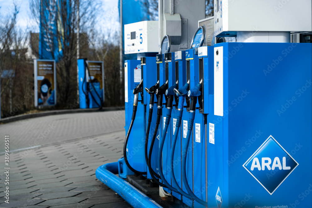 Foto Aral gas station. Aral is a brand of automobile fuels and petrol ...