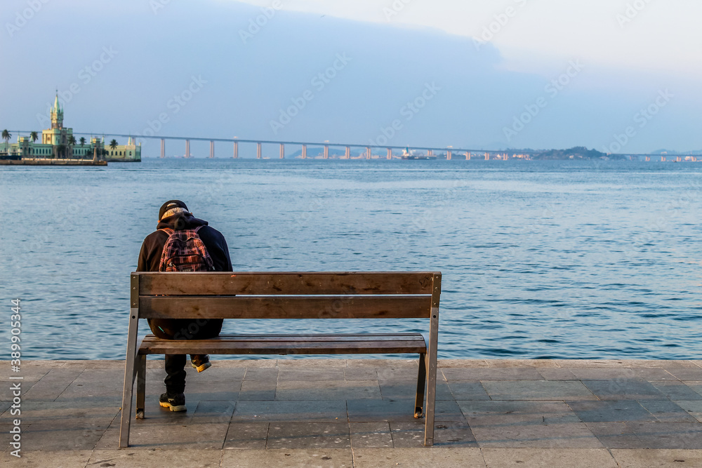 Homem distraído passando tempo em um fim de tarde no centro do Rio ...
