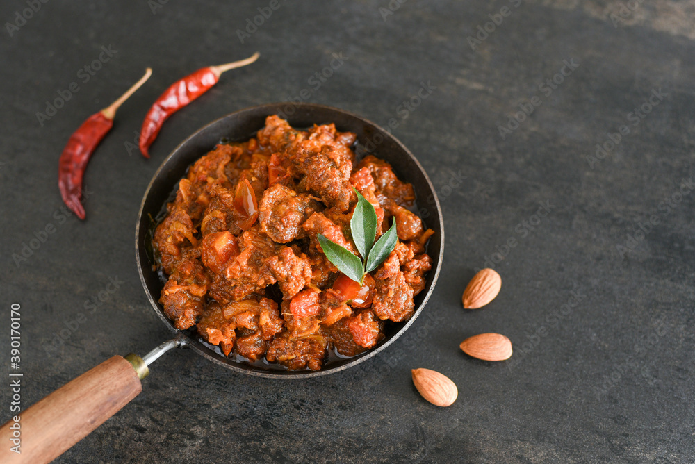 Foto Spicy beef curry. Goan style beef vindaloo. Traditional Indian ...