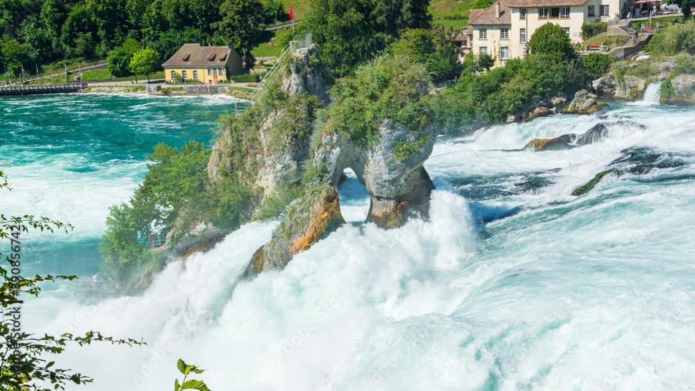Panorama des cascades du Rhin ou Rheinfall en Suisse par une journée ...