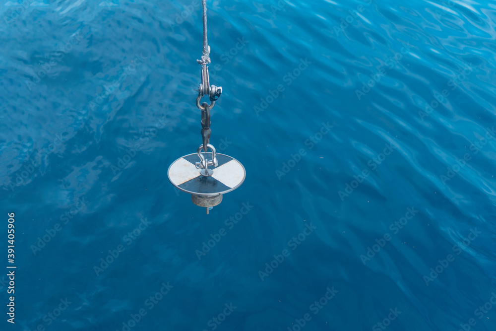 Photo Stock Transparency measurement with secchi disk in the ocean ...