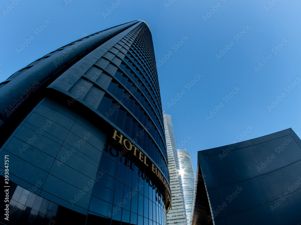 Foto Madrid, Spain - March 20, 2020: The Torre PwC, skyscraper in the ...