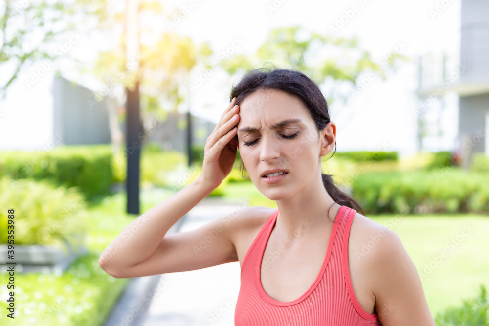 Foto de Stock Sport woman gets dizzy and faint when she jogging or ...