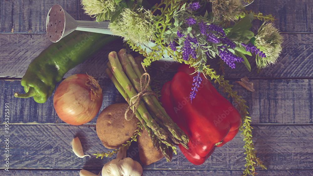 Foto de Stock verduras en una cocina rustica, con paredes de tabla en ...
