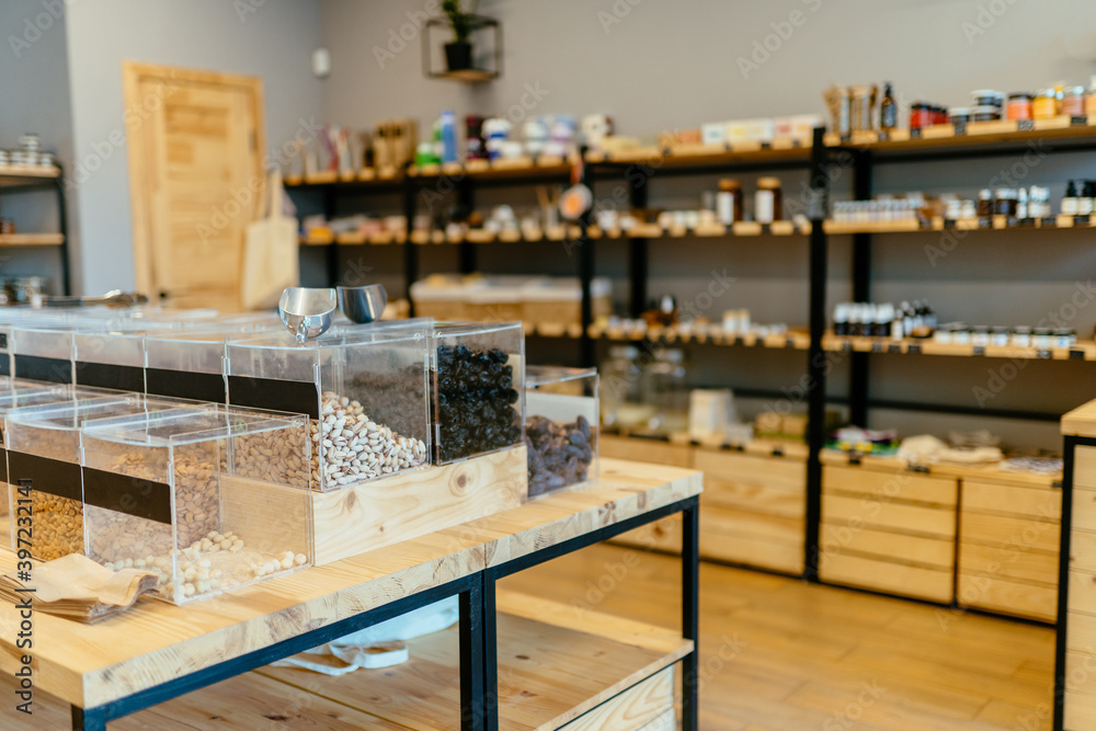 Foto Zero waste shop interior. Wooden shelves with different food goods ...