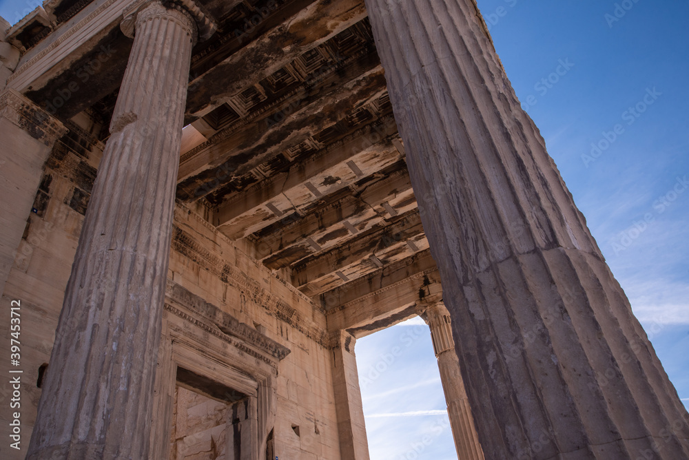 Foto Ancient ruins of Propylaia or Propylaea, Acropolis, Athens, Greece. It is monumental ...