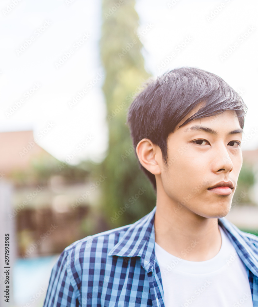 Foto de Stock Handsome asian pre teen boy smile.Happy asian boy looking ...