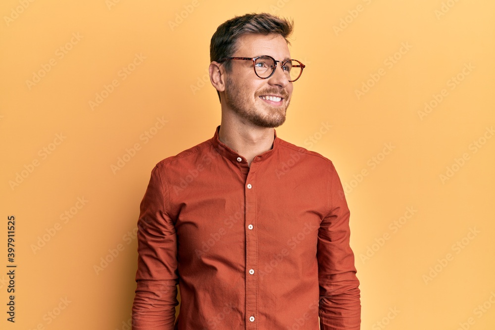 Foto Handsome caucasian man wearing casual clothes and glasses looking ...