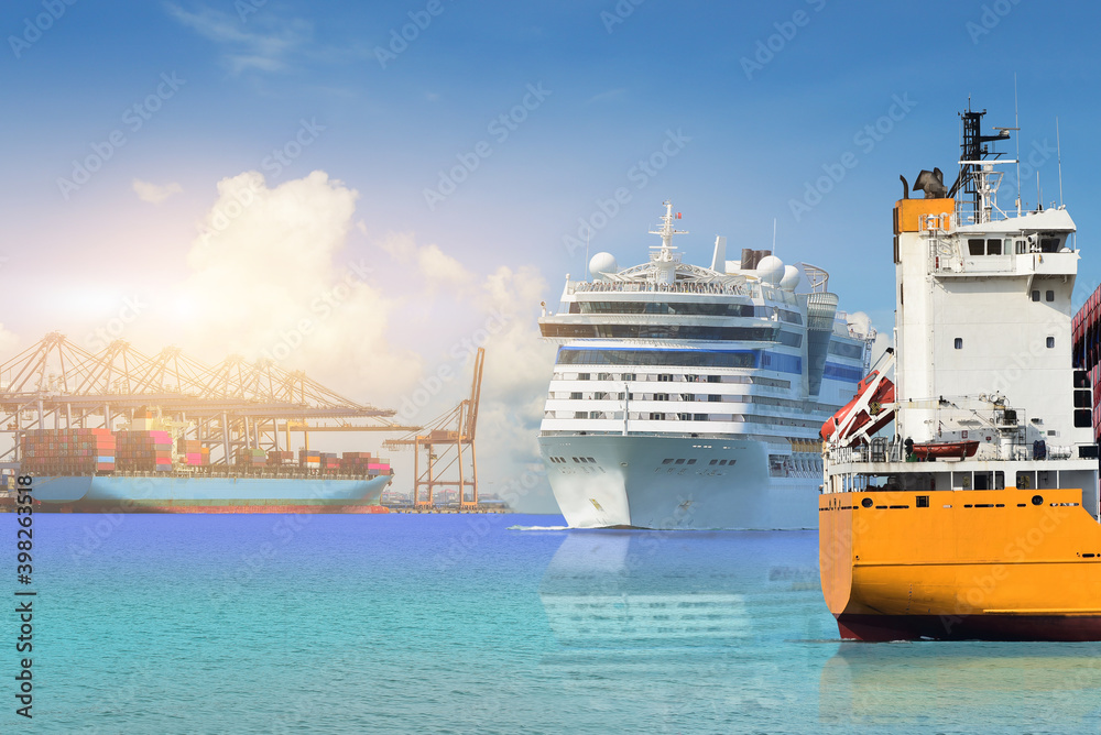 Stock-Foto „Container Ship in port, front view Cruise ship sailing ...