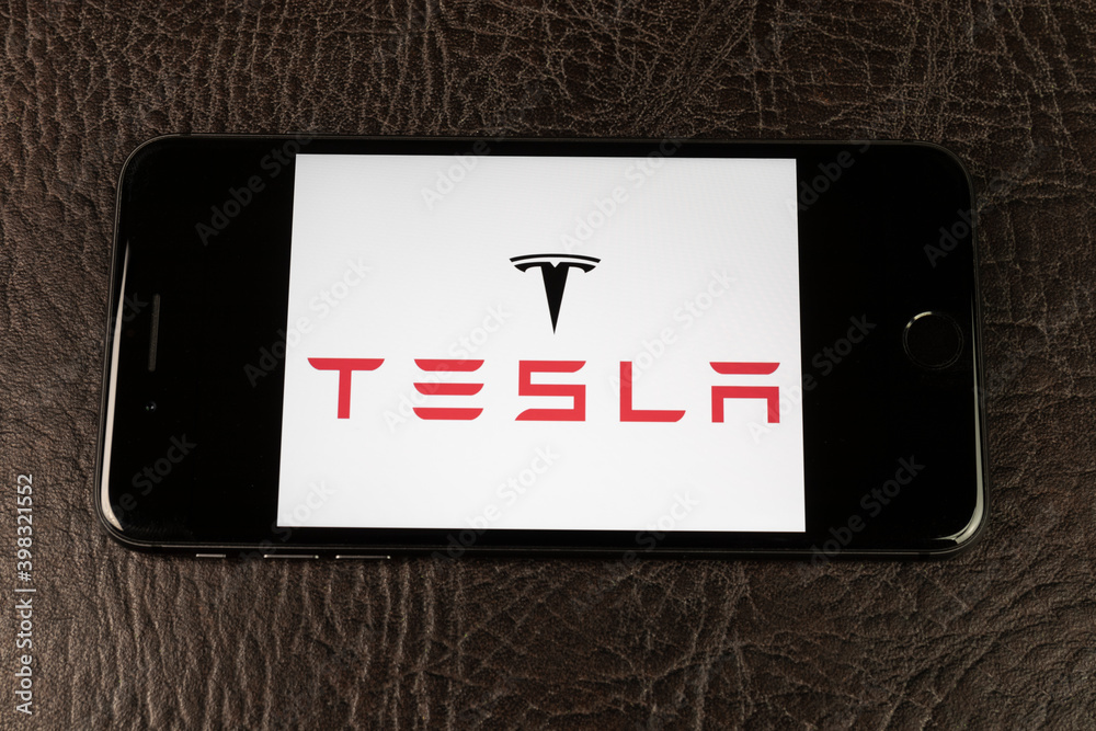 Foto Indianapolis - Circa December 2020: Tesla logo on a smartphone ...
