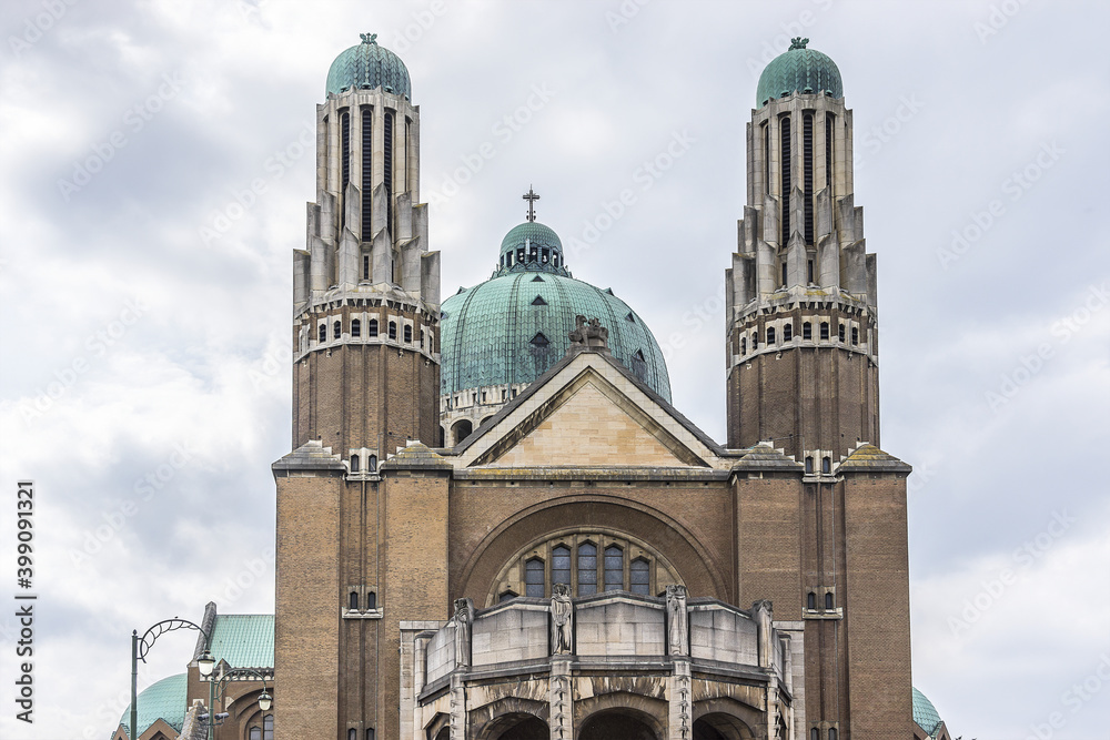 Photo Stock Basilica of Sacred Heart (Basilique Nationale du Sacre ...