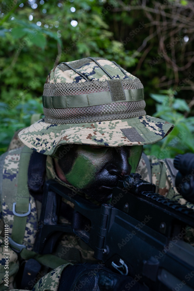 Stock-Foto „Croatia recon forces soldier camouflaging in the forest ...