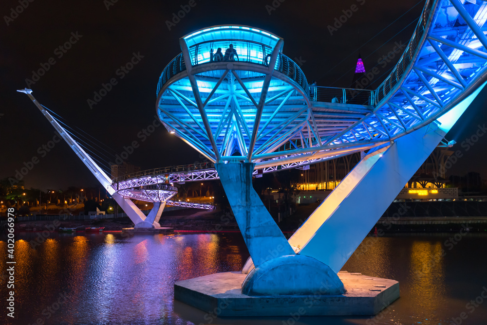 Foto The Darul Hana Bridge is linking the northern and southern parts ...