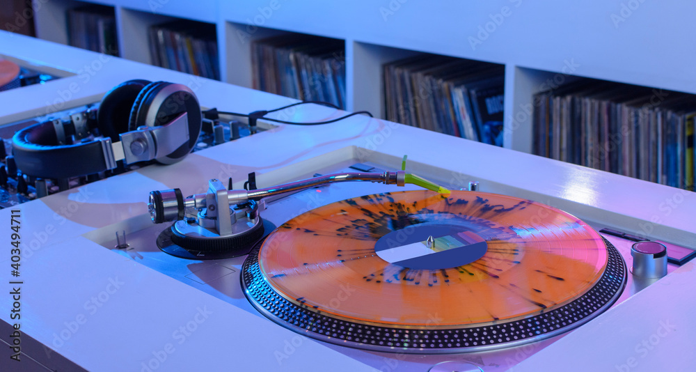 Disco de Vinilo en tornamesa de DJ con audífonos. Concepto de música retro Stock Photo | Adobe Stock