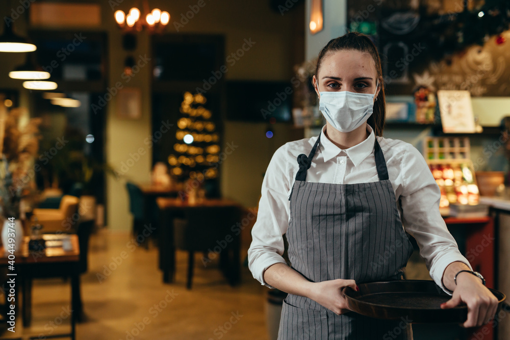 Foto de Stock woman waitress posing in cafeteria with protective face ...