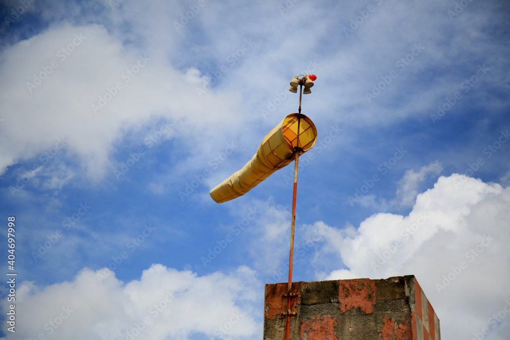 Foto salvador, bahia, brazil - january 11, 2021: windsock is seen on a ...