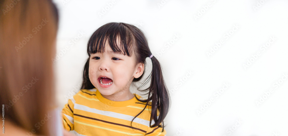 Foto de Stock Angry asian kid.Little asian girl looking at her mother and fighting with her mom ...
