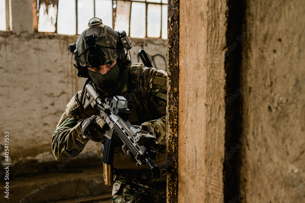 Foto de Stock Special forces soldier doing tactical training in ...