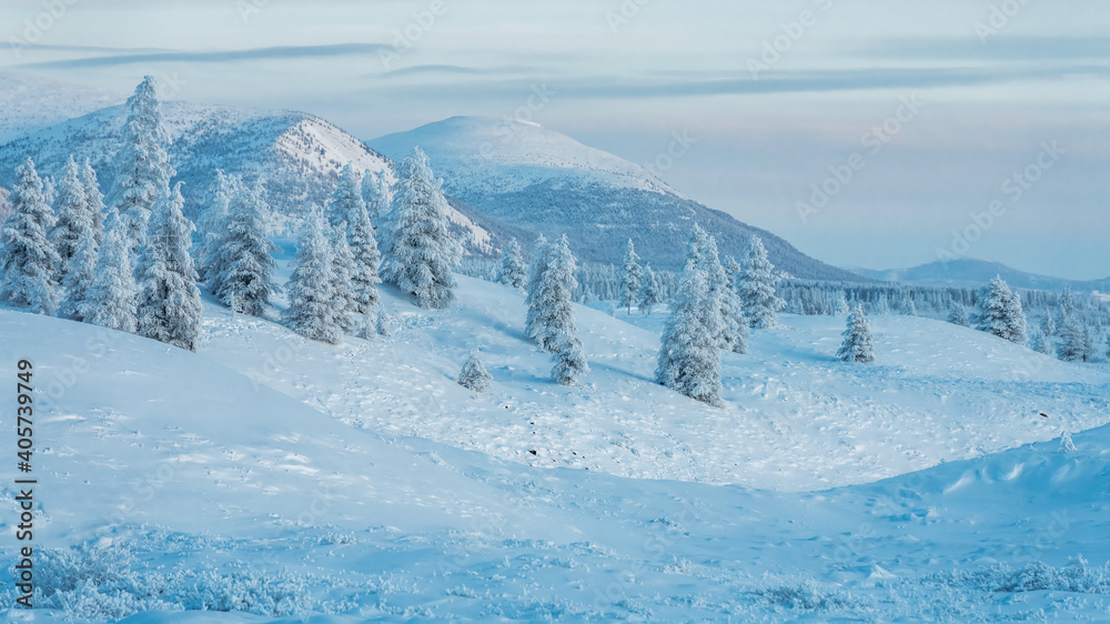 Photo Stock Beautiful panoramic view of snow-capped mountains. Panorama ...