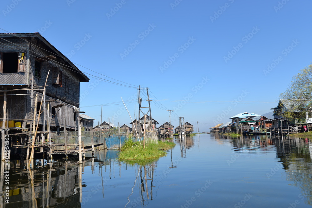 Boote und Häuser auf dem Inle Lake, Myanmar Stock Photo | Adobe Stock