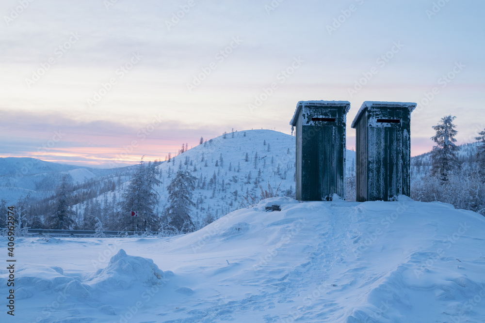 Foto de Stock Evening landscape of snow-capped mountains and trees ...