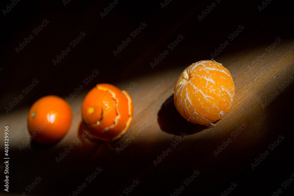 Mandarinas en distintas etapas. Fuente de vitaminas y salud Stock Photo ...